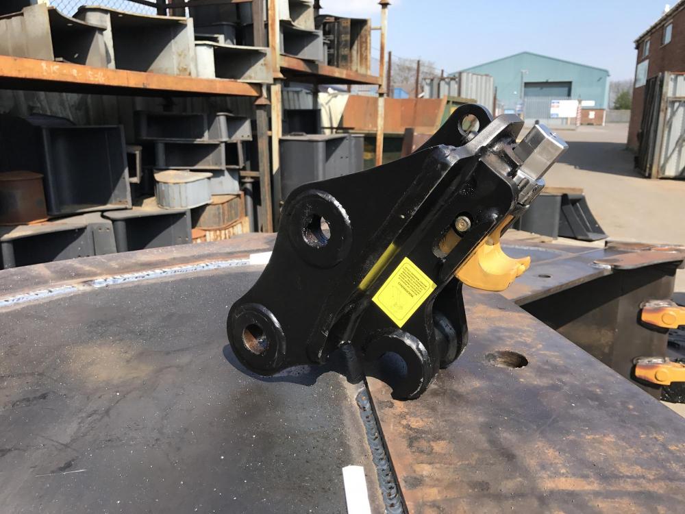 Manual Screw Hitch Any Machine / Model - The Bucket Manufacturing Company