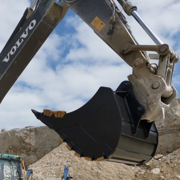 Digging Buckets - The Bucket Manufacturing Company